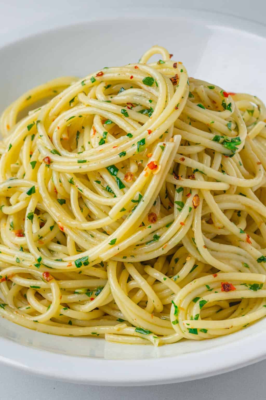 Spaghetti Aglio e Olio (Authentic Italian, Ready in 10 Minutes ...
