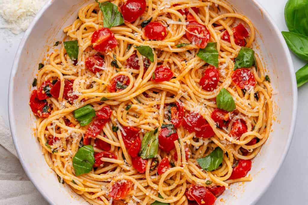 Summer Fresh Tomato Pasta (No Cook Sauce) - Cooking With Ayeh