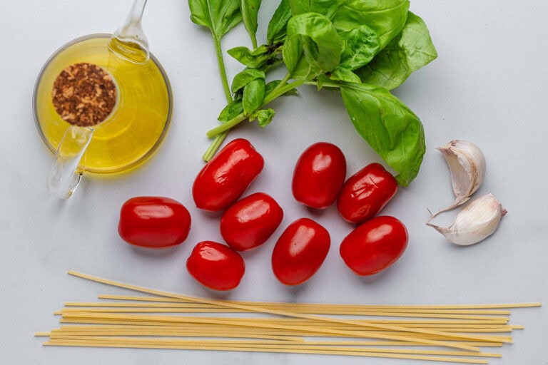 Summer Fresh Tomato Pasta (No Cook Sauce) - Cooking With Ayeh