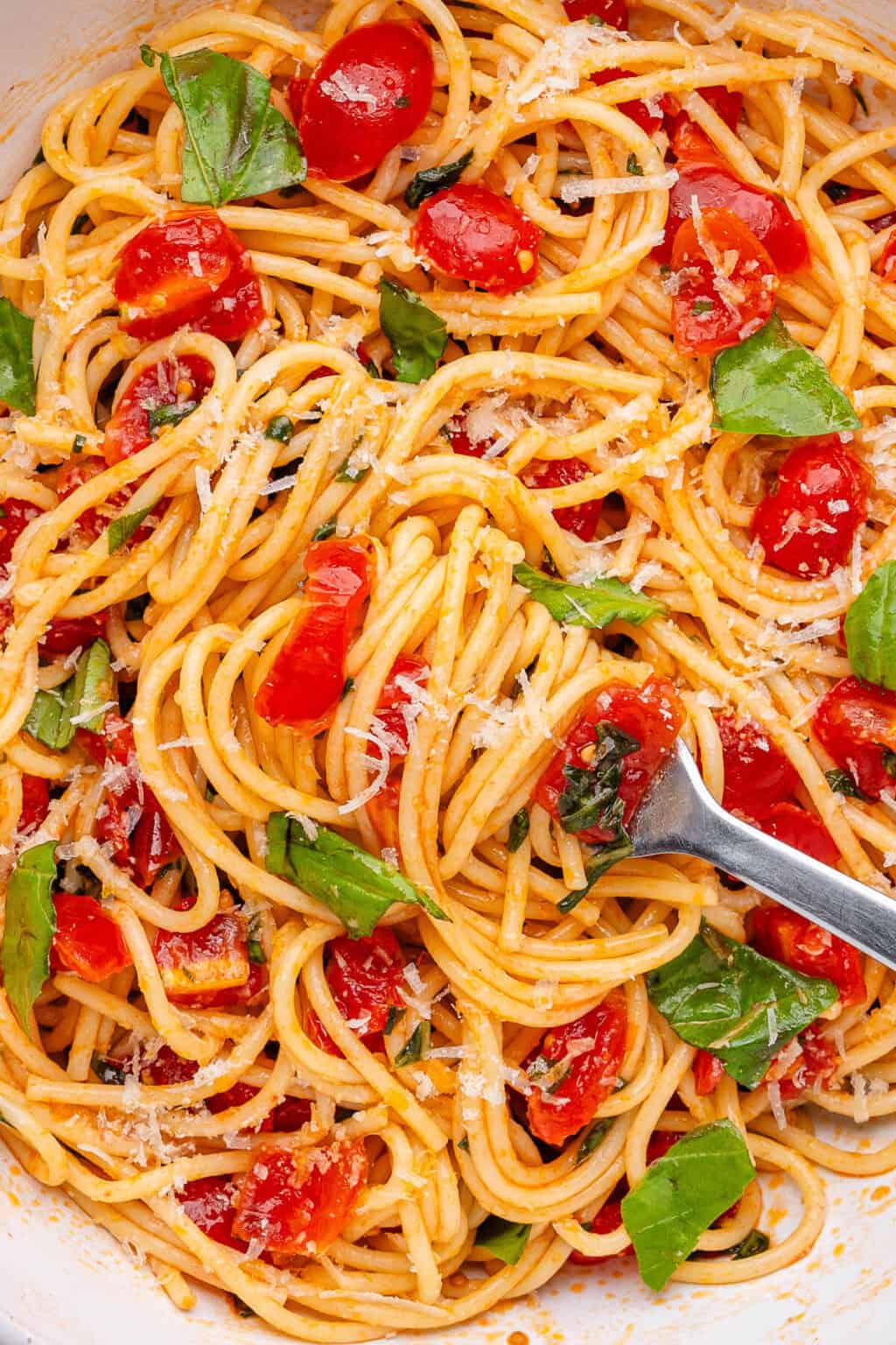 Summer Fresh Tomato Pasta (No Cook Sauce) - Cooking With Ayeh