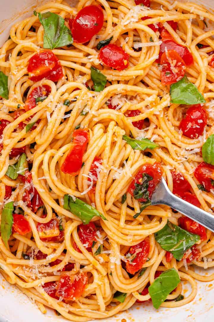 Summer Fresh Tomato Pasta (No Cook Sauce) - Cooking With Ayeh